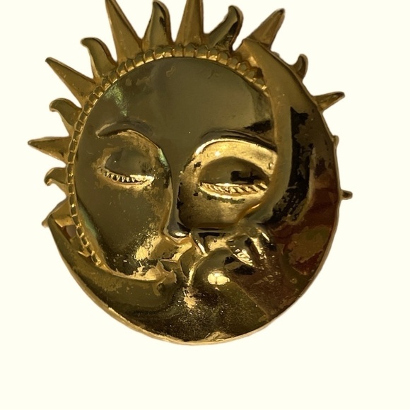 Jewelry | Vintage Jj Gold Tone Metal Kissing Sun Moon Brooch | Poshmark